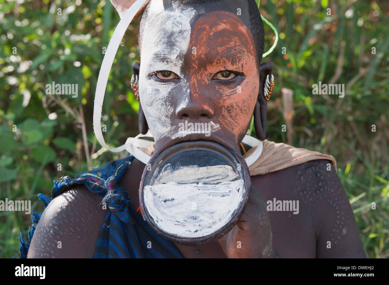 Surma woman with lip plate hi-res stock photography and images - Alamy