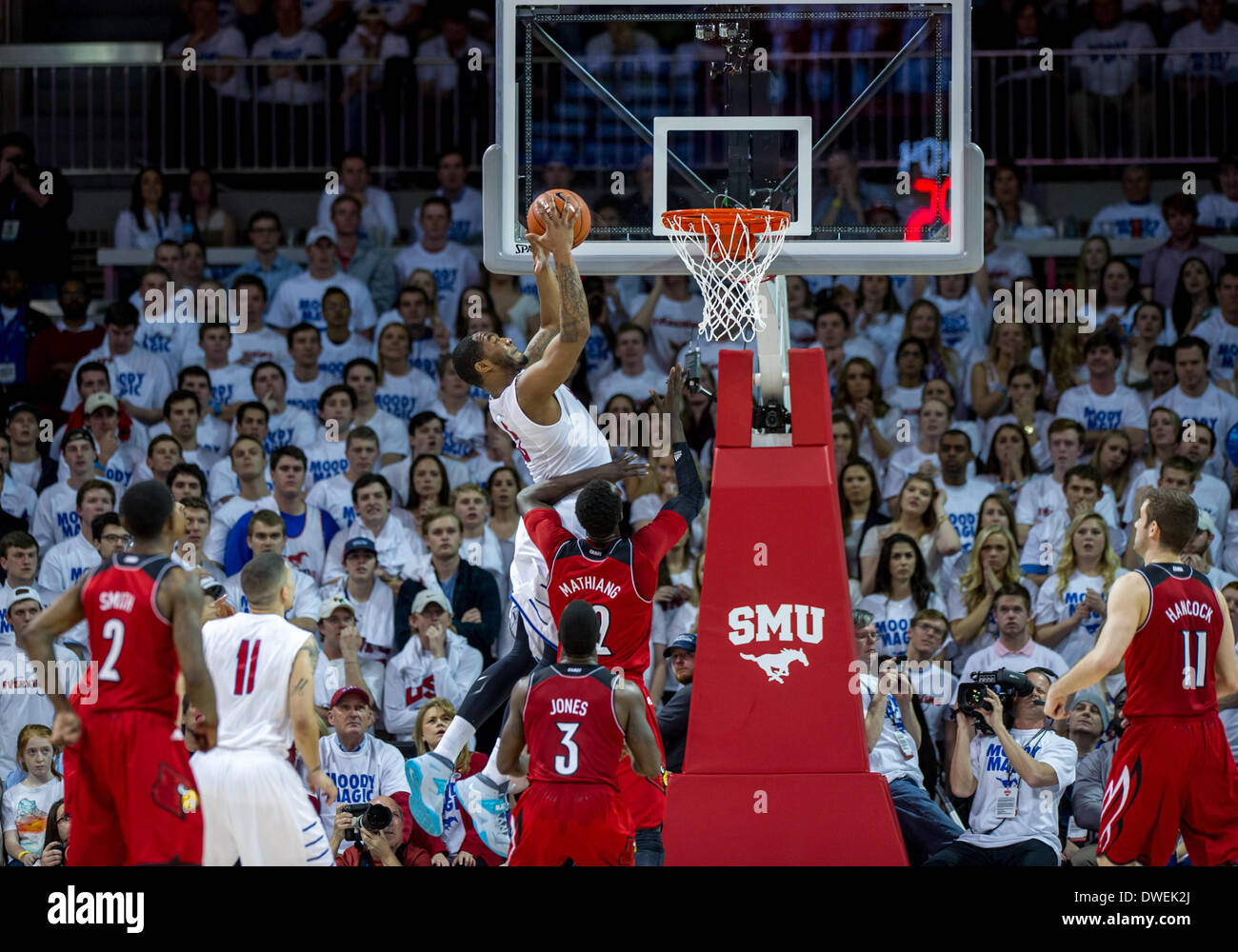 Southern Methodist Mustangs forward Markus Kennedy (5) takes it up and ...