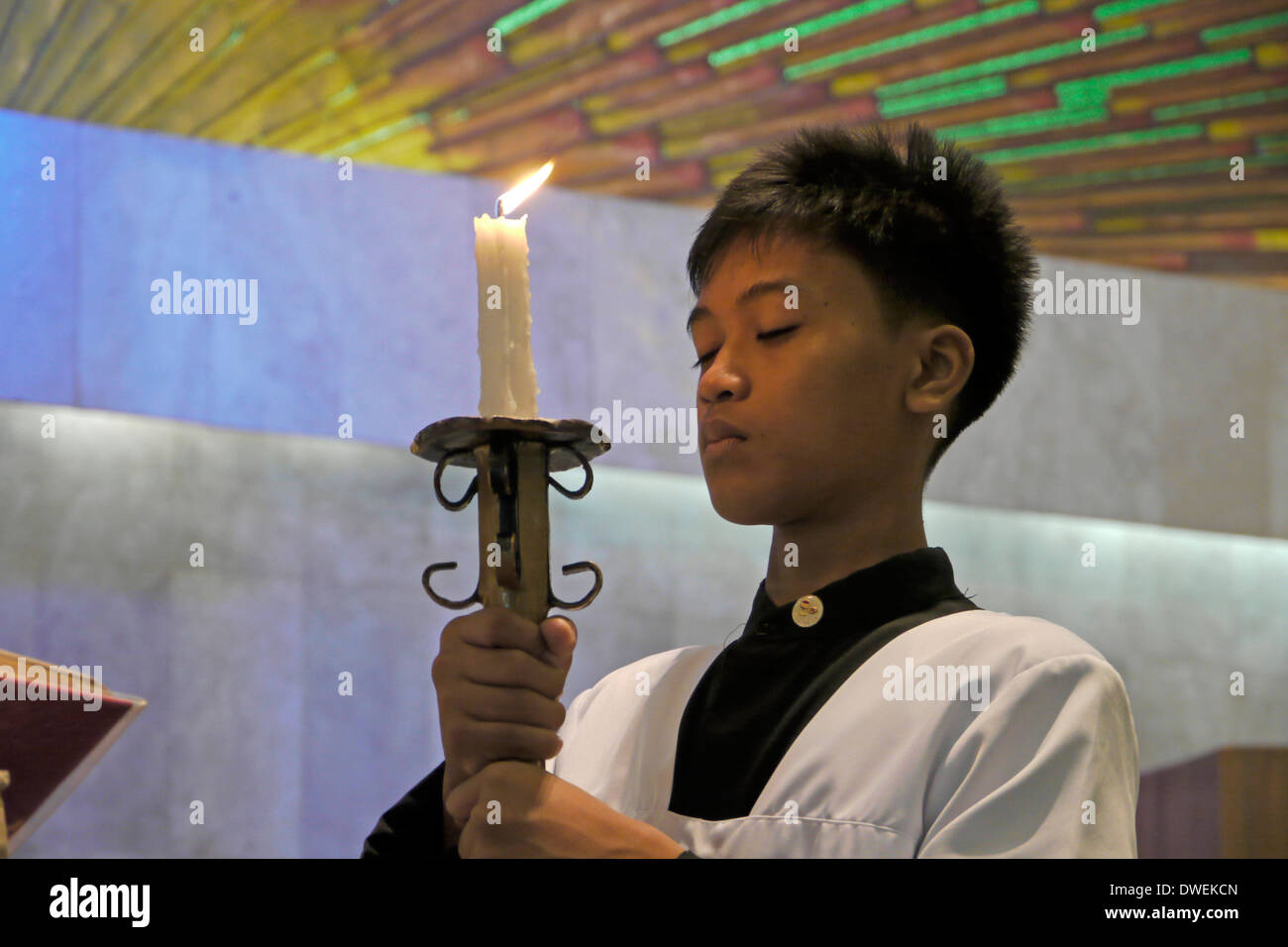 Altar boy with candle hi-res stock photography and images - Alamy