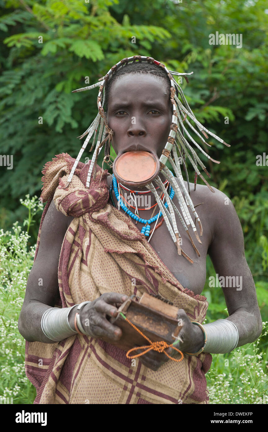 Surma woman with lip plate hi-res stock photography and images - Alamy