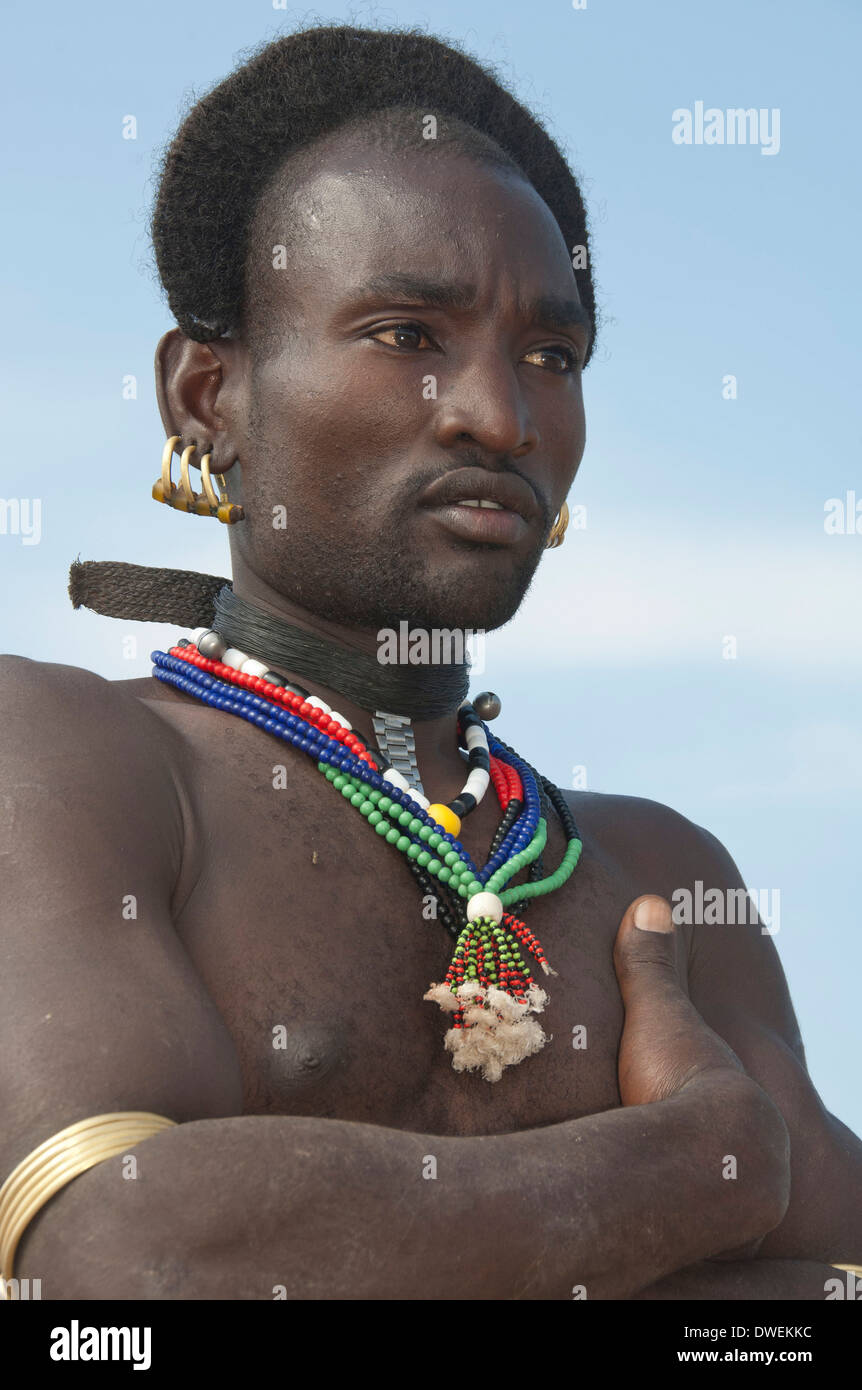 Hamar man with earrings and necklaces hi-res stock photography and ...