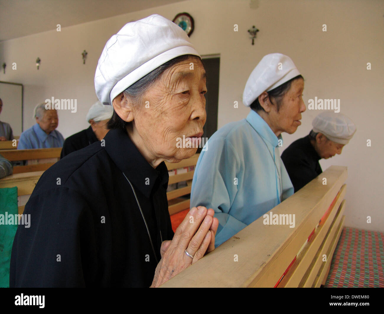 China chinese catholic nuns praying hi-res stock photography and images ...
