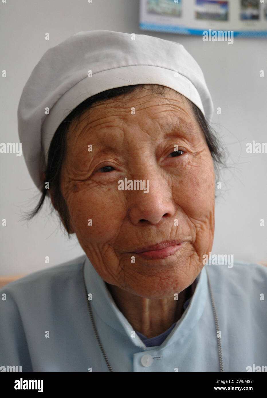 Elderly nun pray hi-res stock photography and images - Alamy
