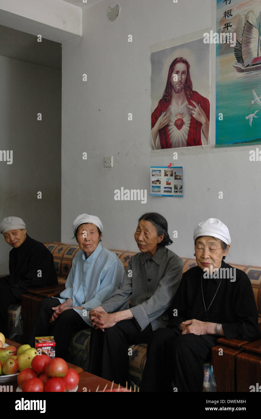Elderly nun pray hi-res stock photography and images - Alamy