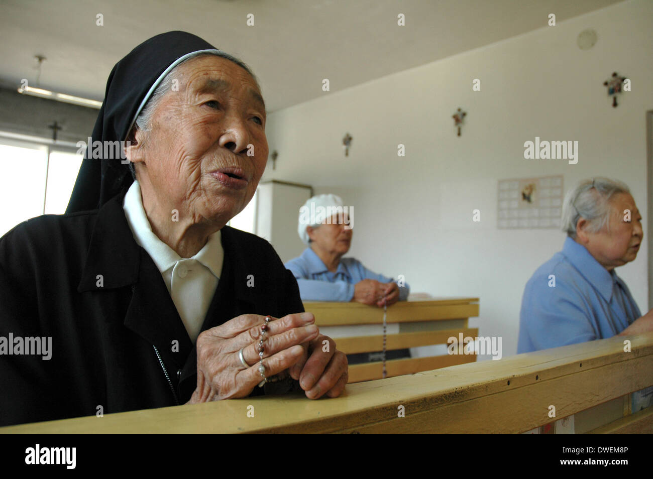 China chinese catholic nuns praying hi-res stock photography and images ...