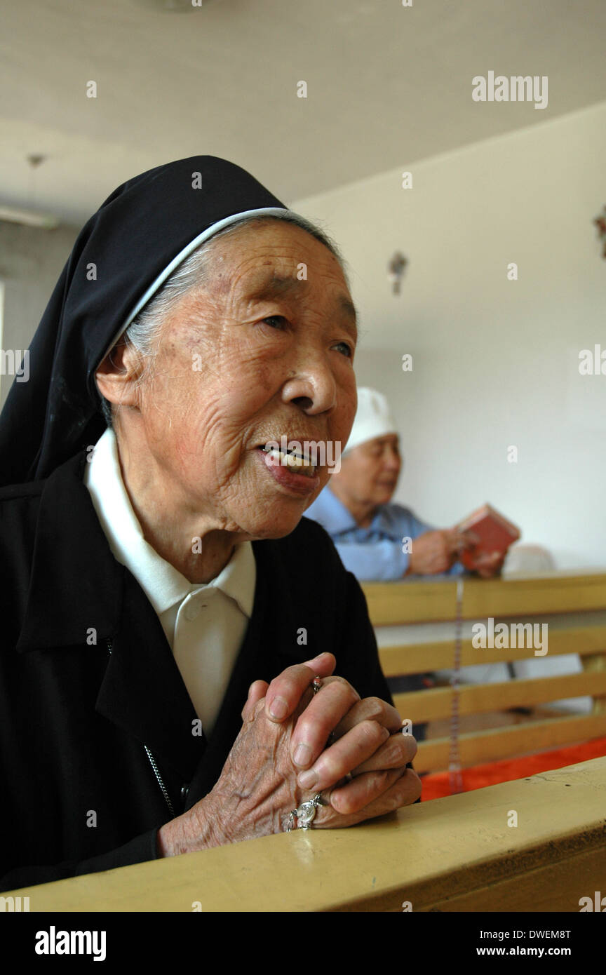 China chinese catholic nuns praying hi-res stock photography and images ...