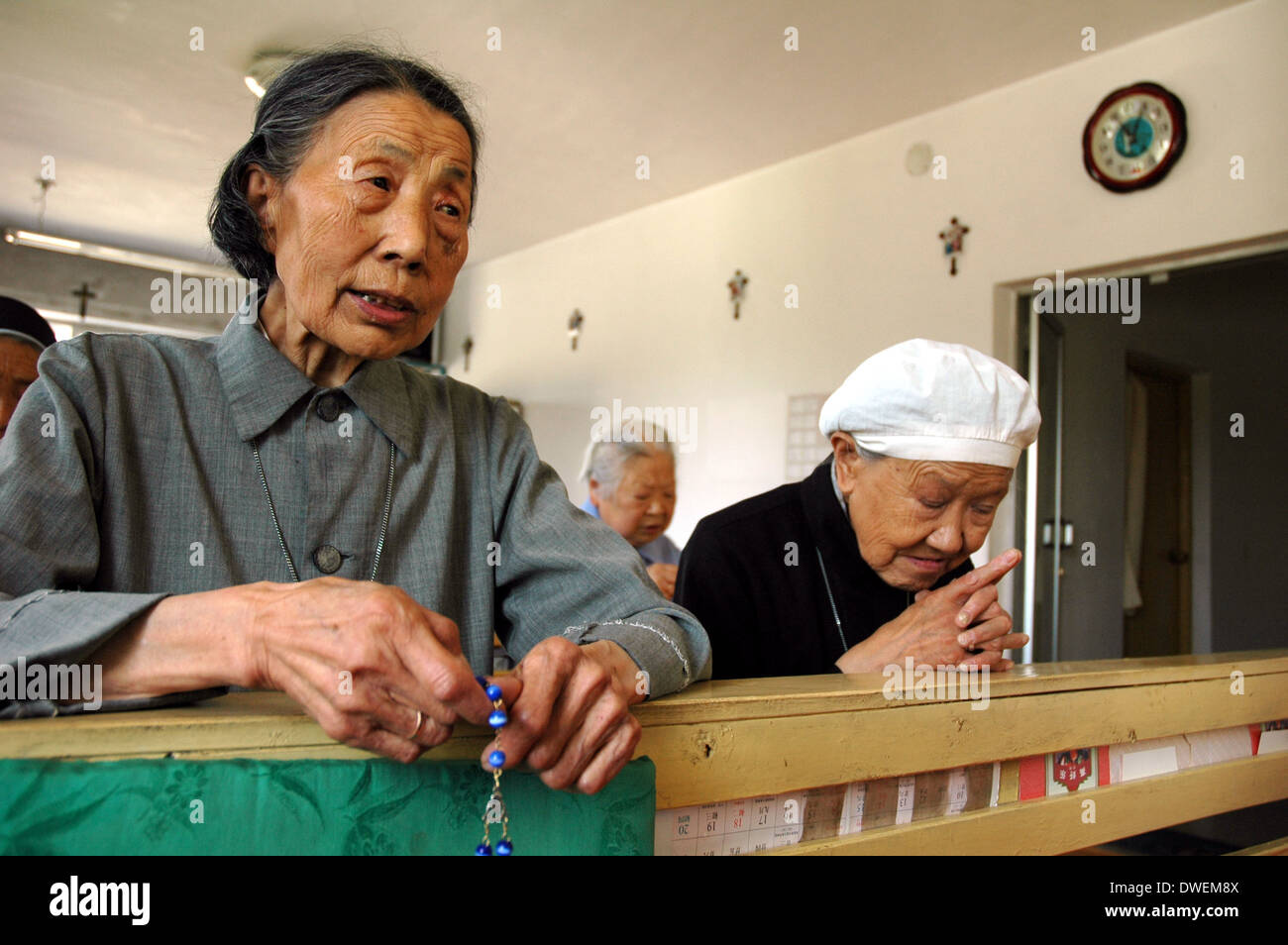 China chinese catholic nuns praying hi-res stock photography and images ...