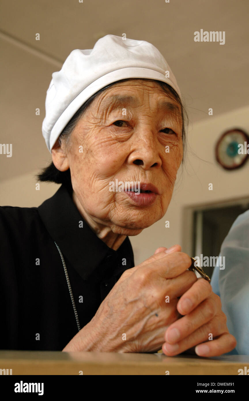 China chinese catholic nuns praying hi-res stock photography and images ...