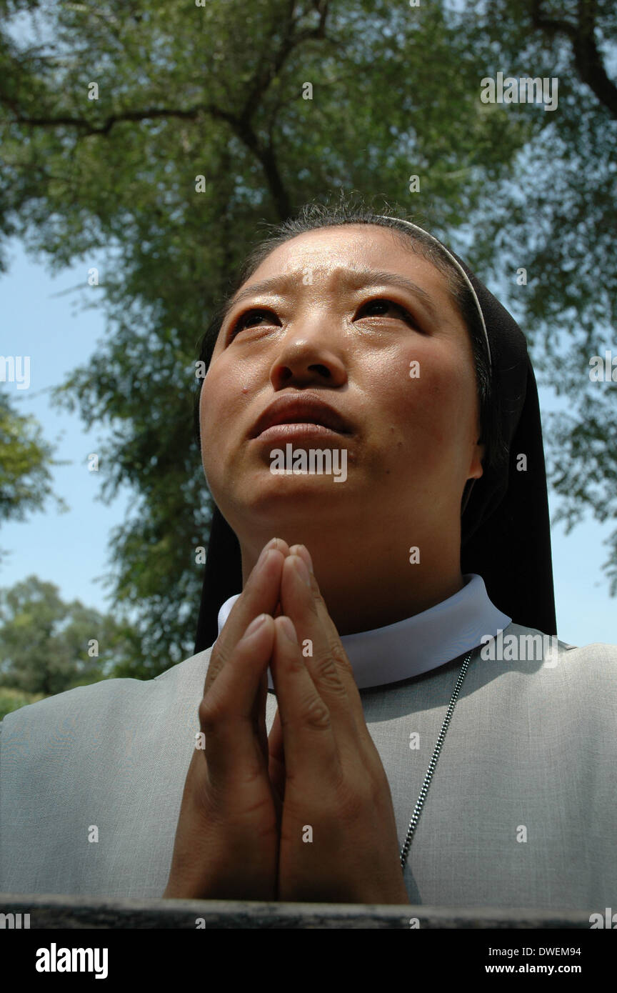 China chinese catholic nuns praying hi-res stock photography and images ...