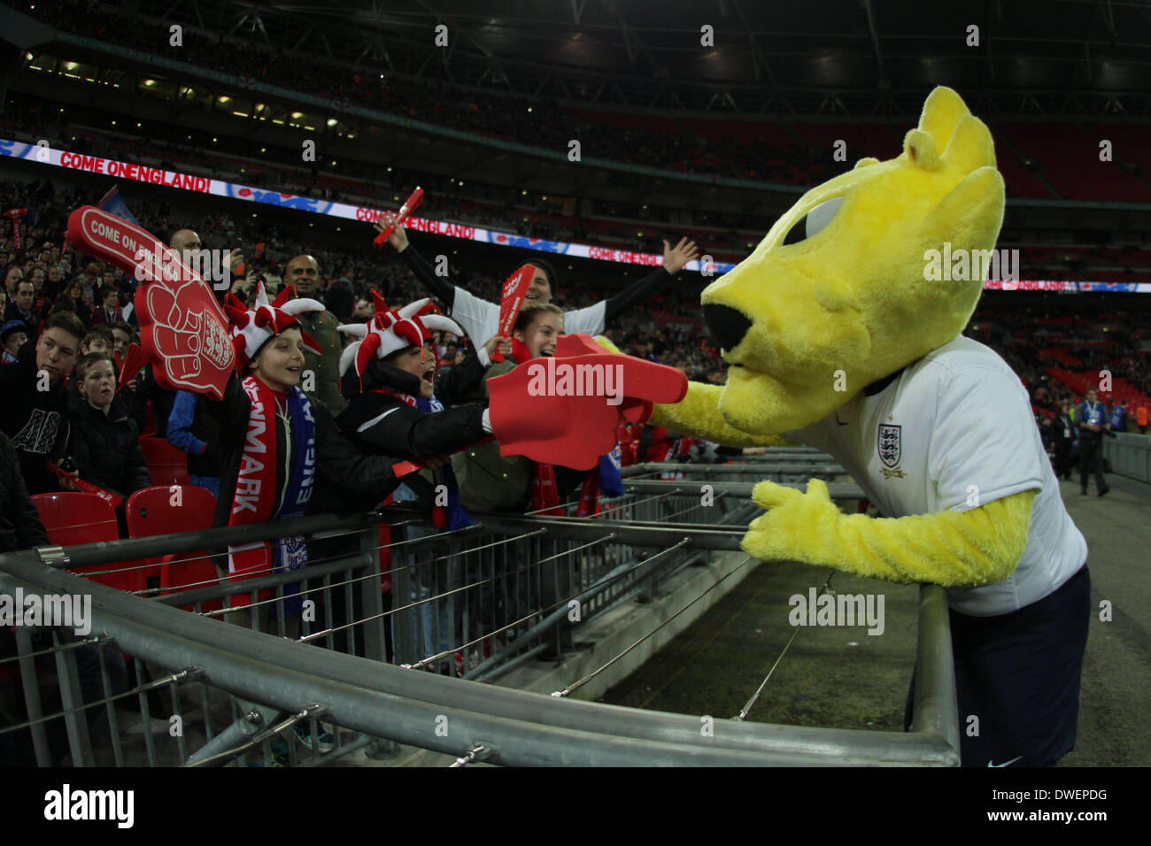 Football mascot uk hi-res stock photography and images - Alamy