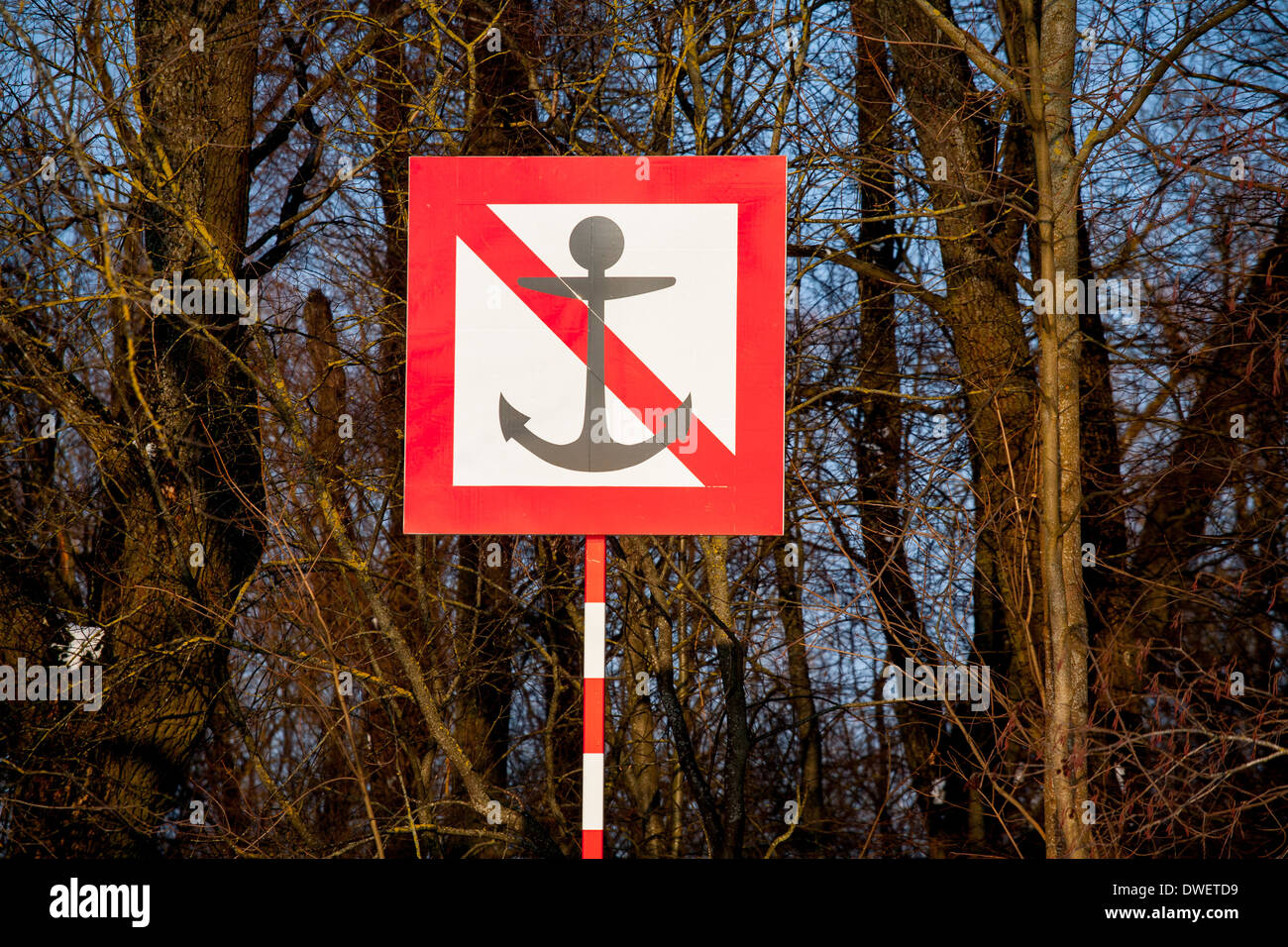 Mooring prohibited sign on blue sky background Stock Photo - Alamy