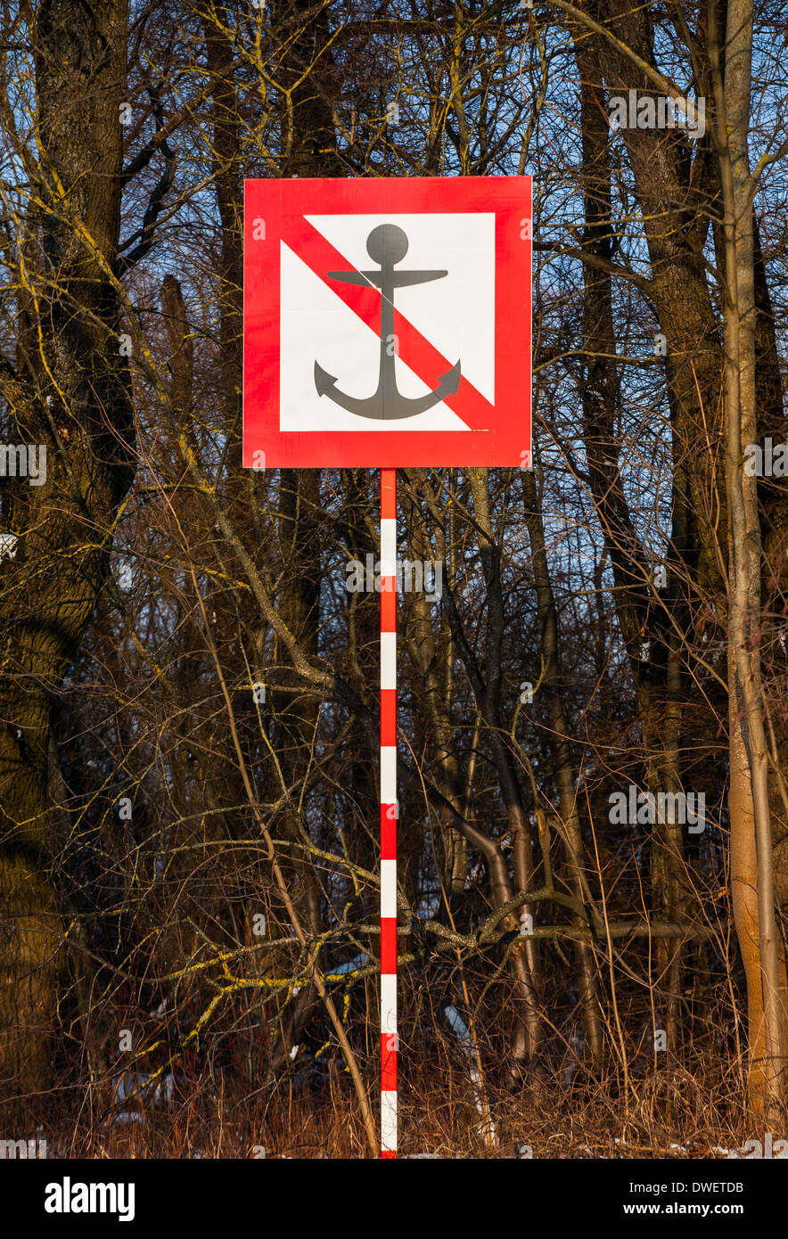 Mooring prohibited sign on blue sky background Stock Photo - Alamy