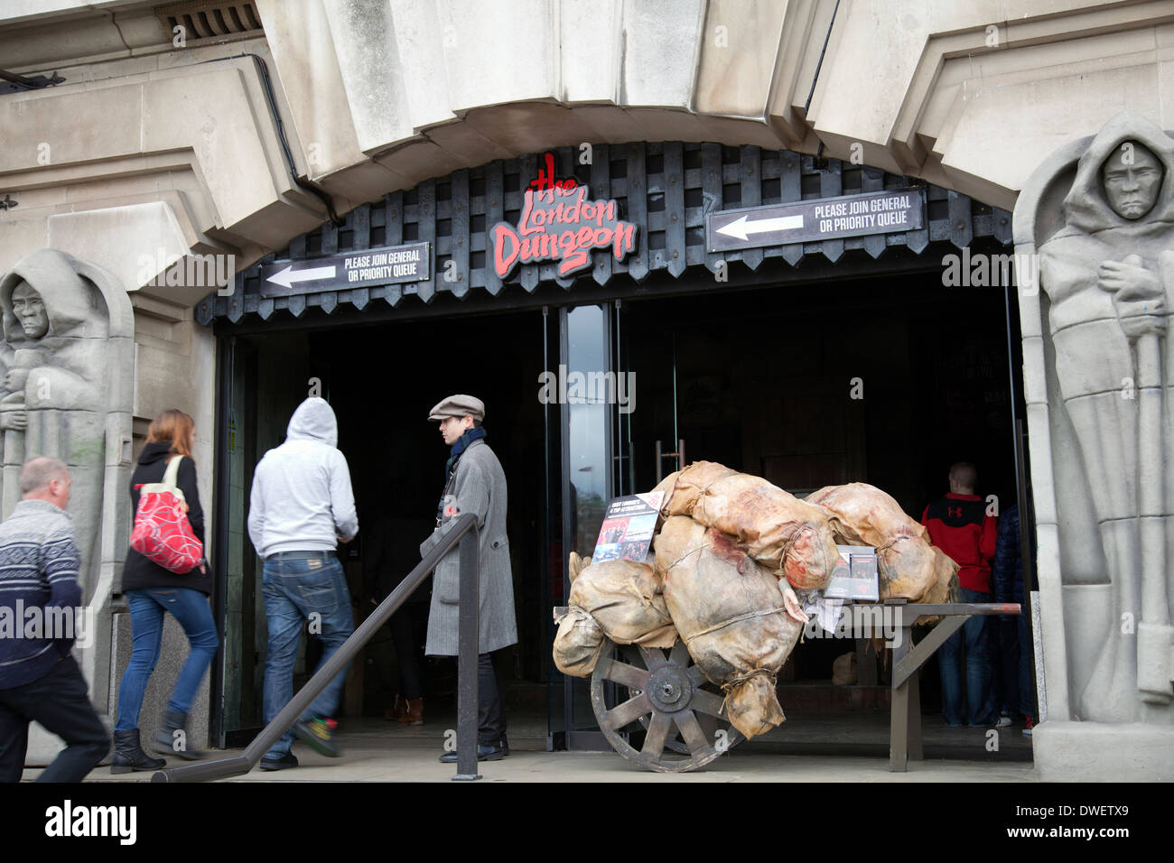 London dungeon entrance hi-res stock photography and images - Alamy