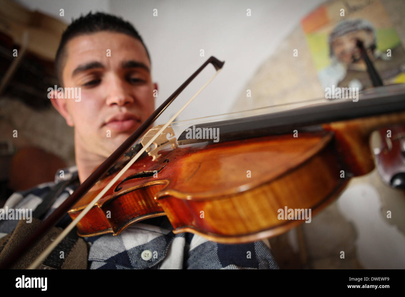 Maker of lutes hi-res stock photography and images - Alamy