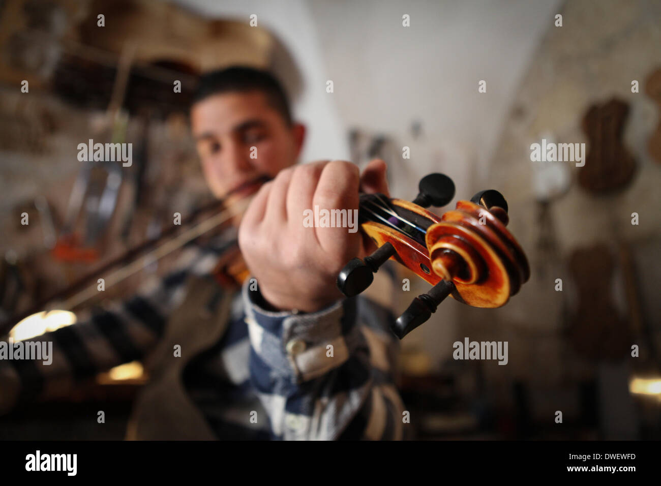 Maker of lutes hi-res stock photography and images - Alamy