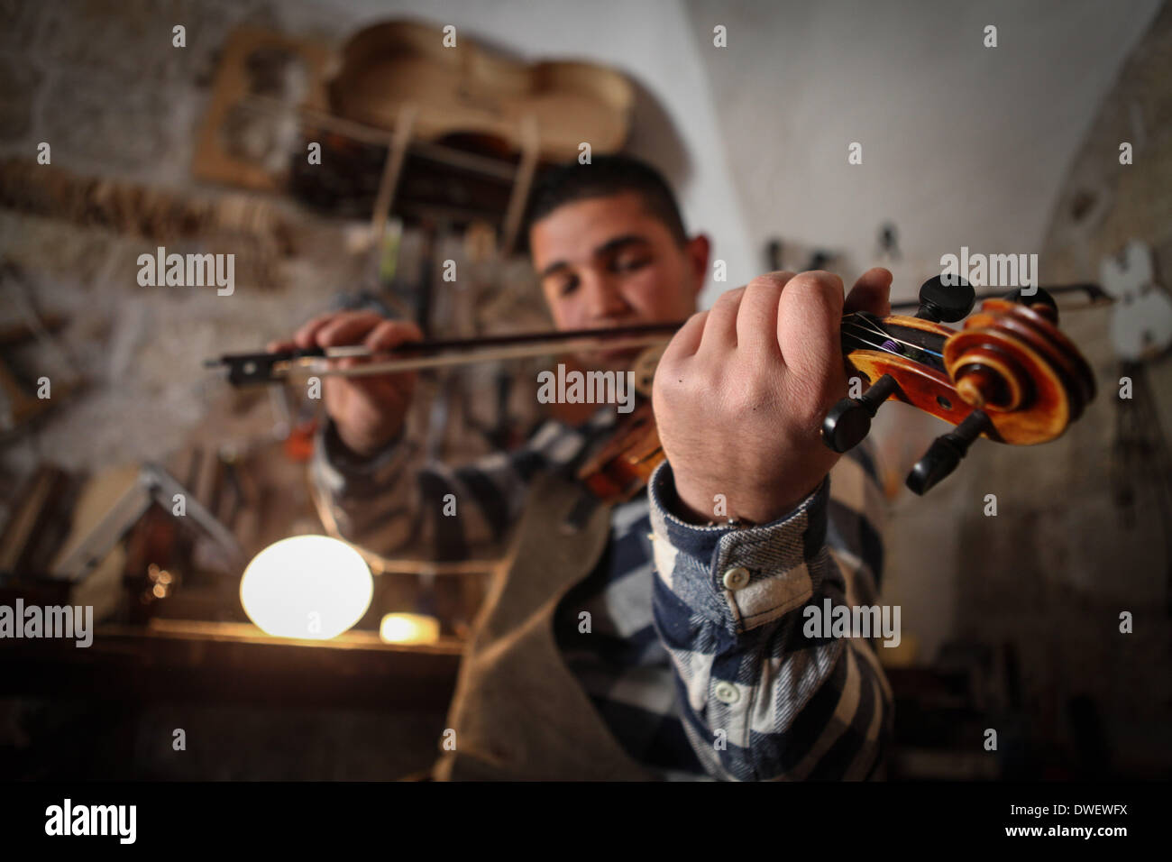 Maker of lutes hi-res stock photography and images - Alamy