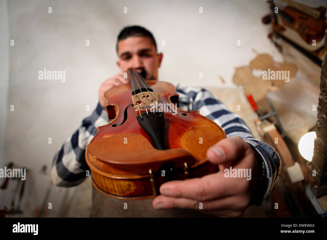 Maker of lutes hi-res stock photography and images - Alamy