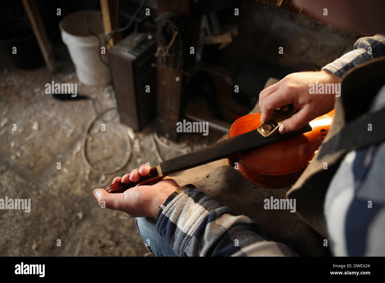 Maker of lutes hi-res stock photography and images - Alamy