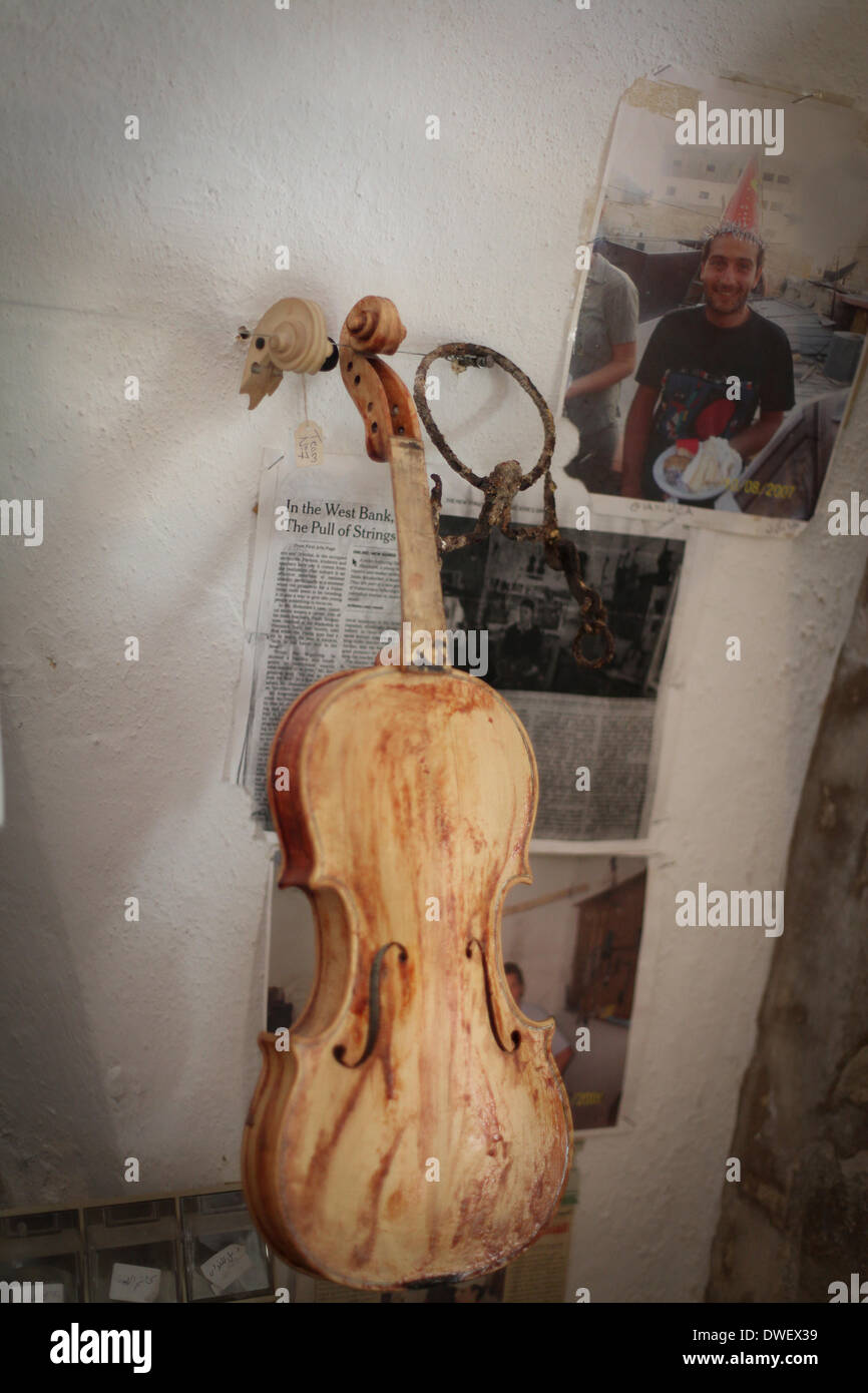 Maker of lutes hi-res stock photography and images - Alamy