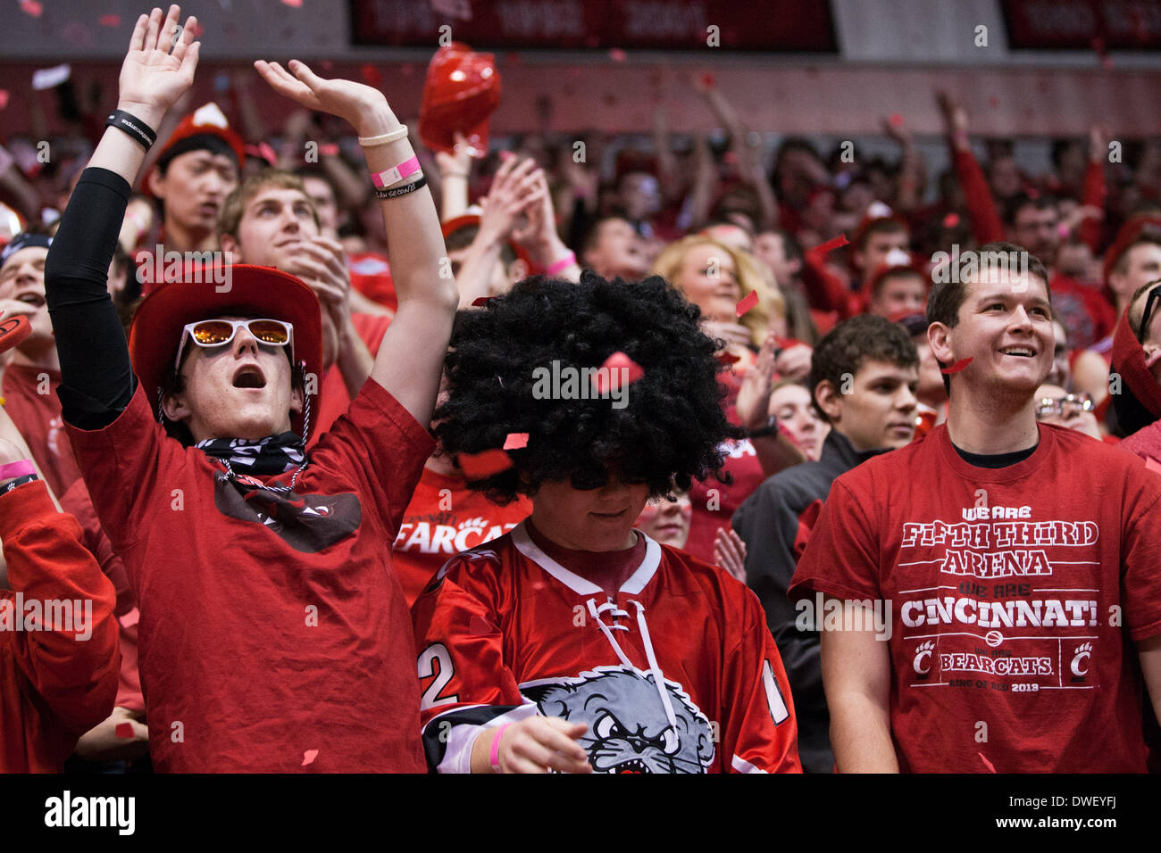 College fan celebrate hi-res stock photography and images - Alamy