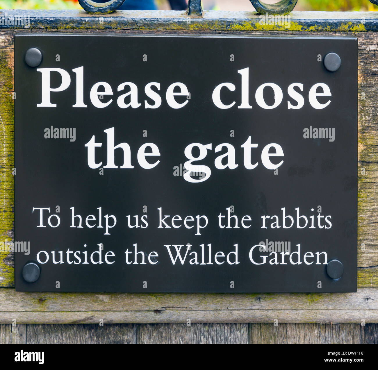 Please close gate hi-res stock photography and images - Alamy