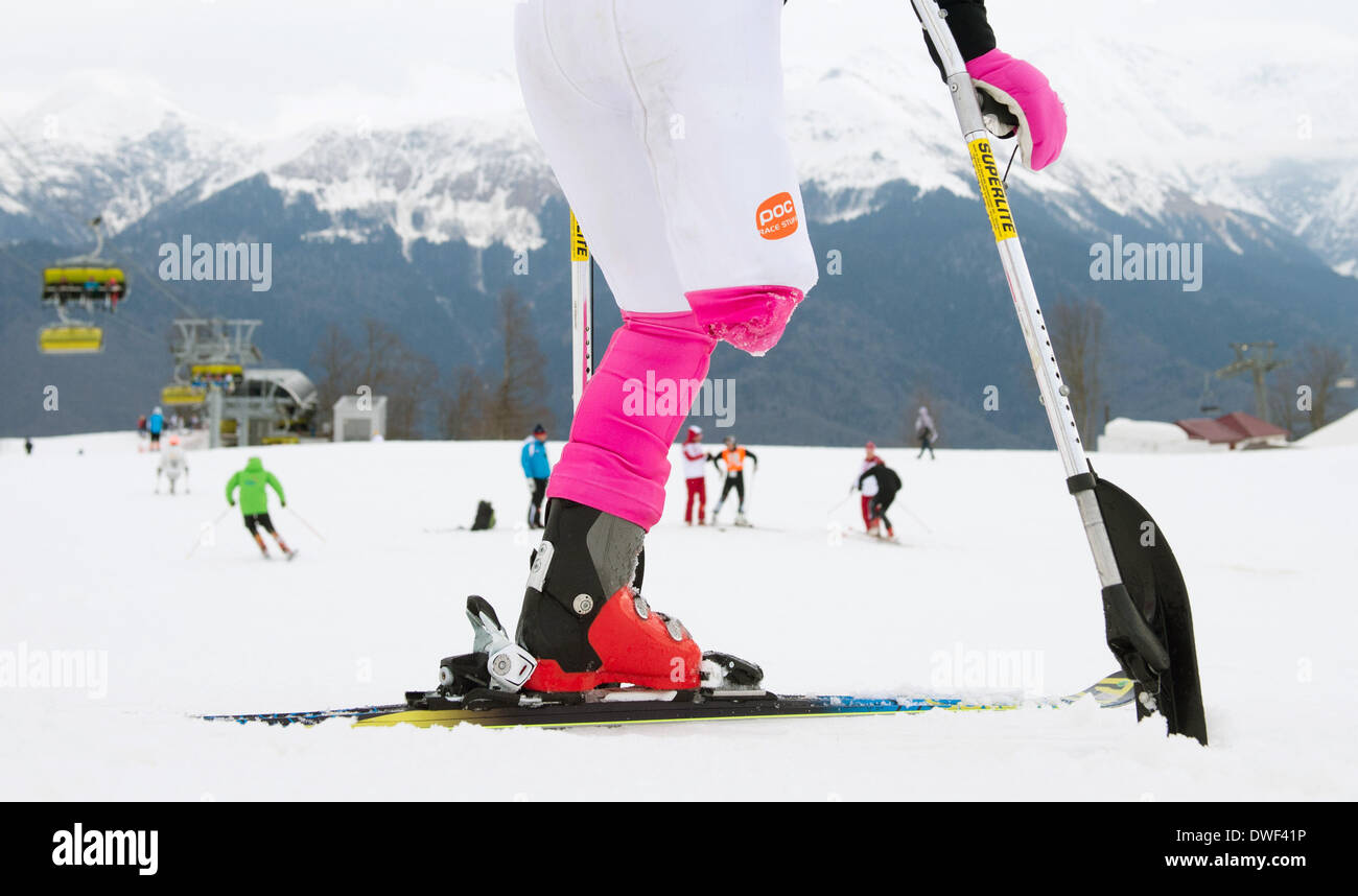 An amputated athlet with one leg stands on top of the slope during an ...