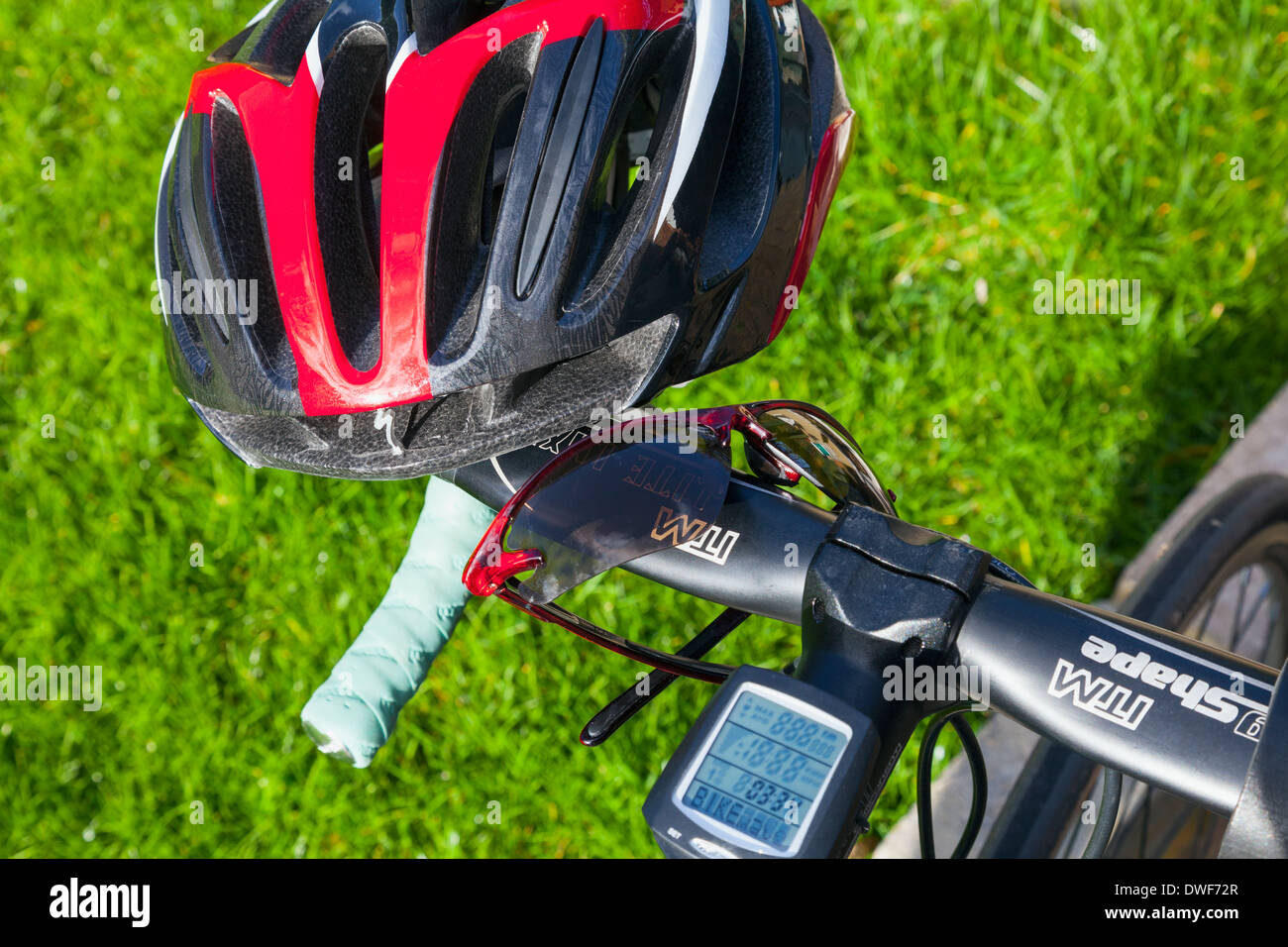 Red cycle helmet hi-res stock photography and images - Alamy