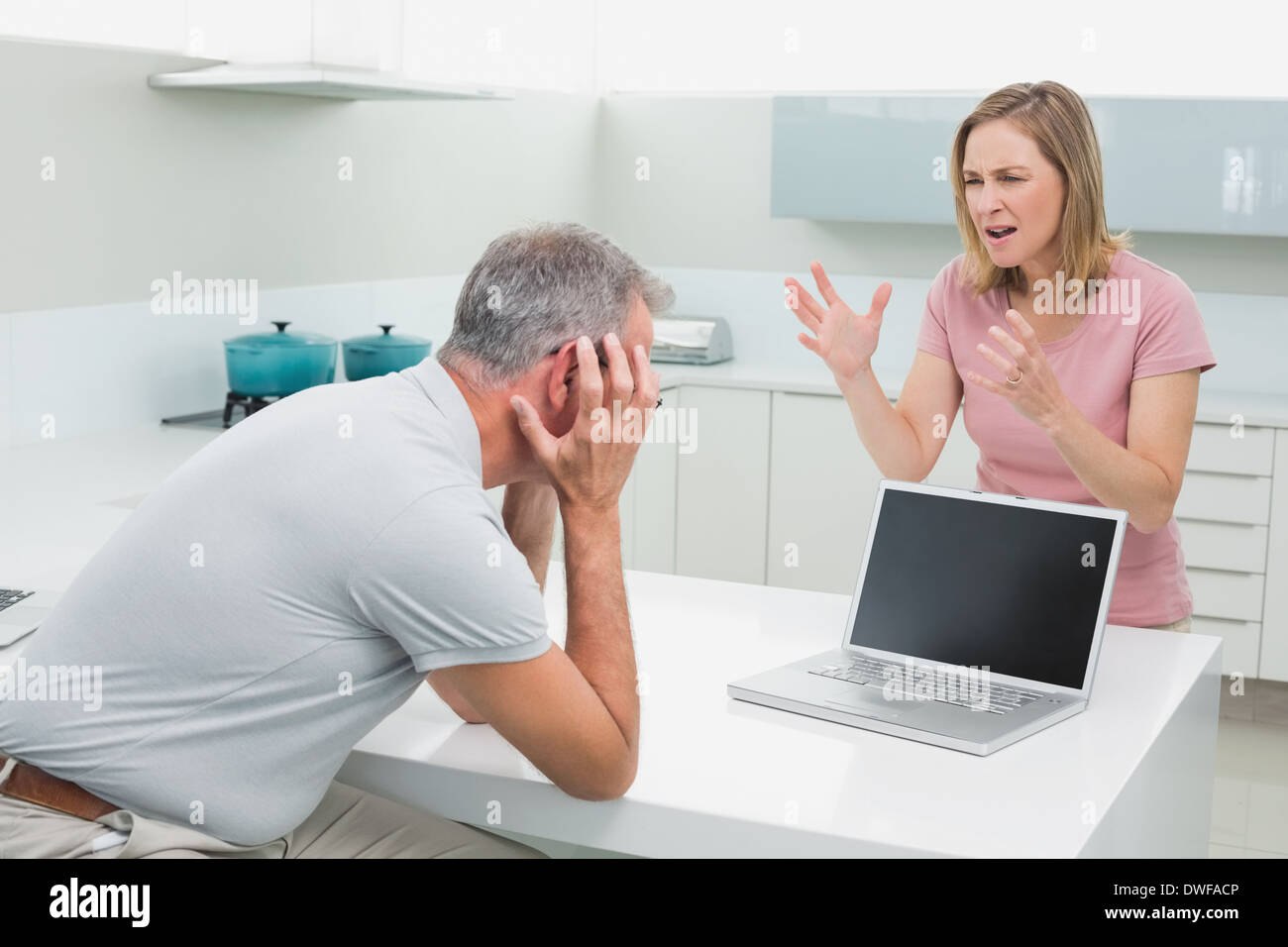 Couple arguing computer hi-res stock photography and images - Alamy
