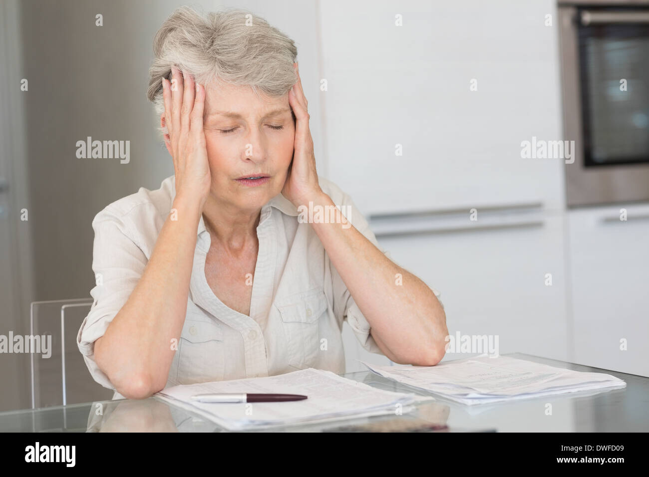 Woman worried accounts hi-res stock photography and images - Alamy