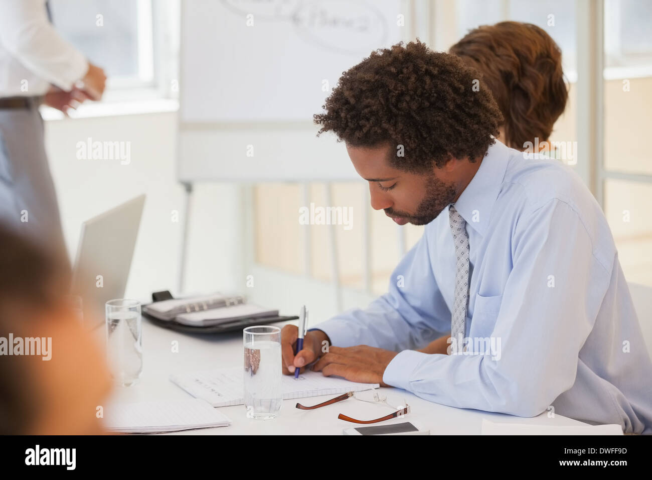 Office staff writing hi-res stock photography and images - Alamy