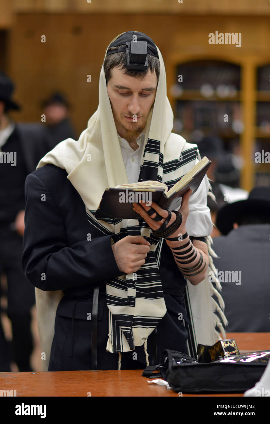 Jewish rabbi pray hi-res stock photography and images - Alamy