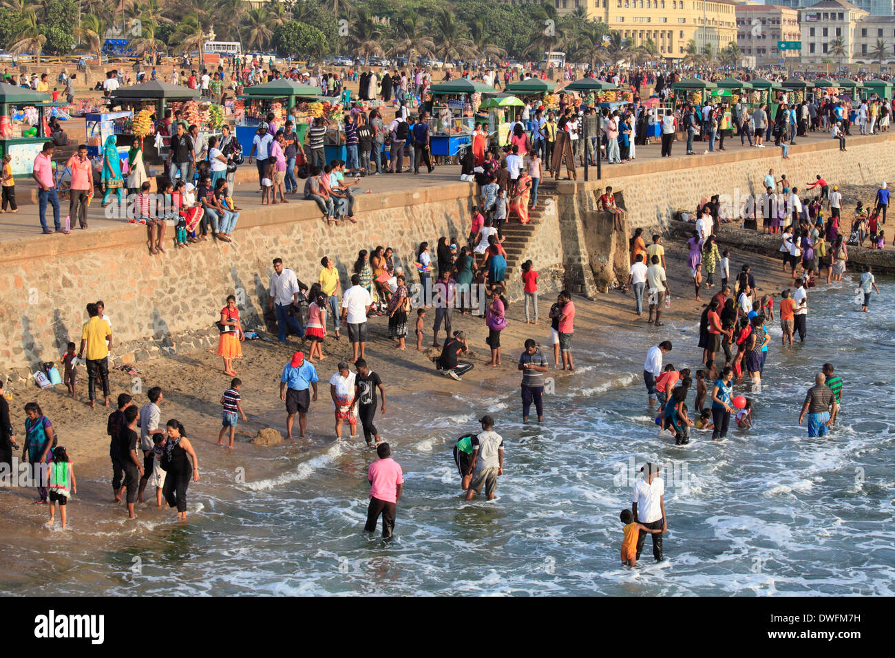 Colombo beach people hi-res stock photography and images - Alamy