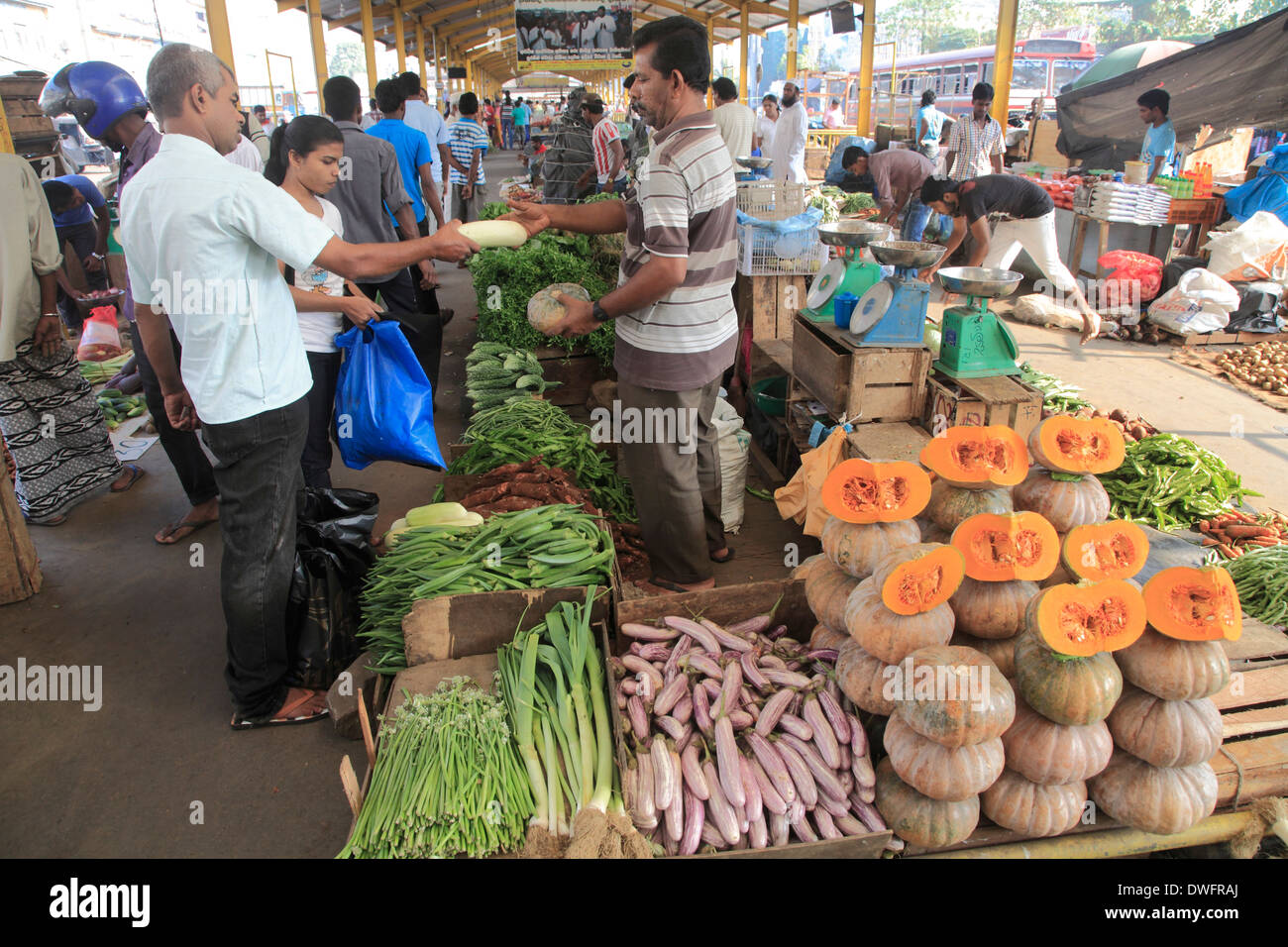 Sri Lanka; Colombo, Pettah, market, vegetables, people Stock Photo - Alamy