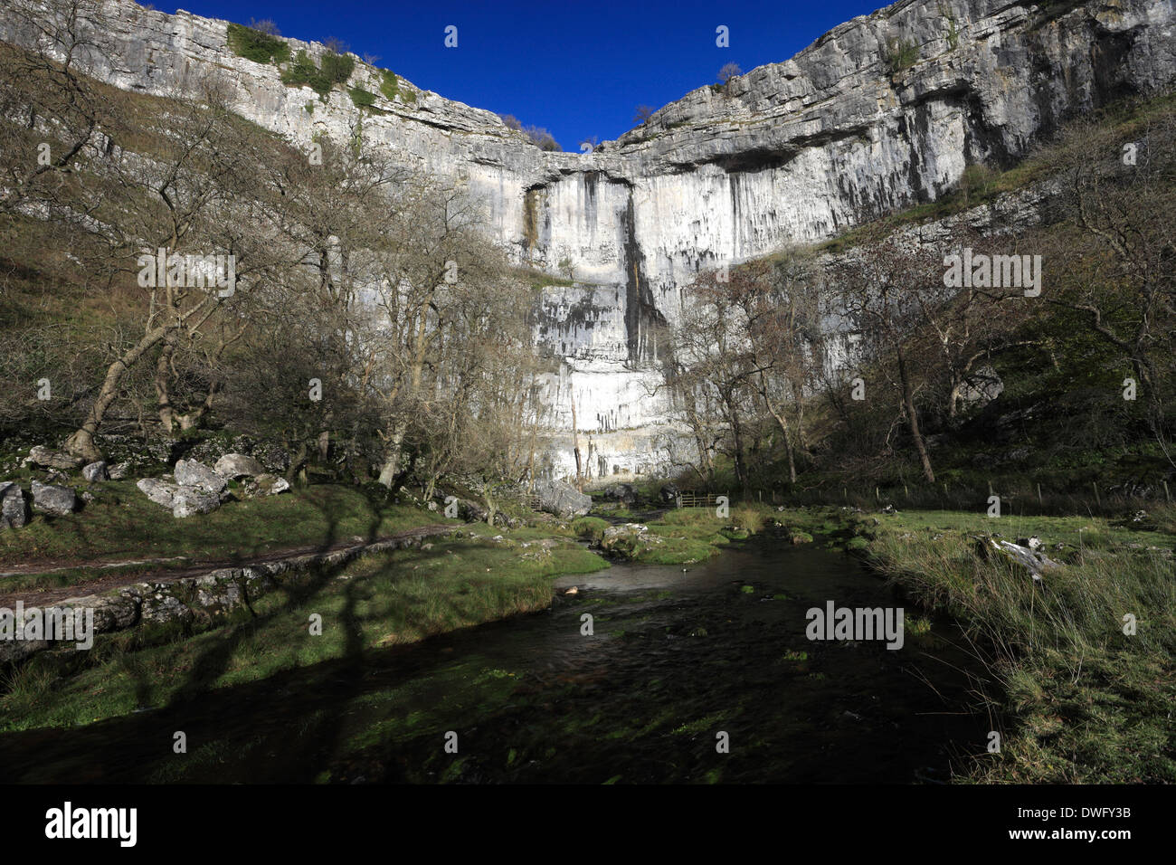 Autumn, Malham Cove, limestone cliffs, Malhamdale, North Yorkshire ...