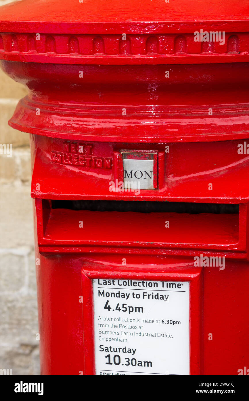 Red post office letter boxes uk hi-res stock photography and images - Alamy