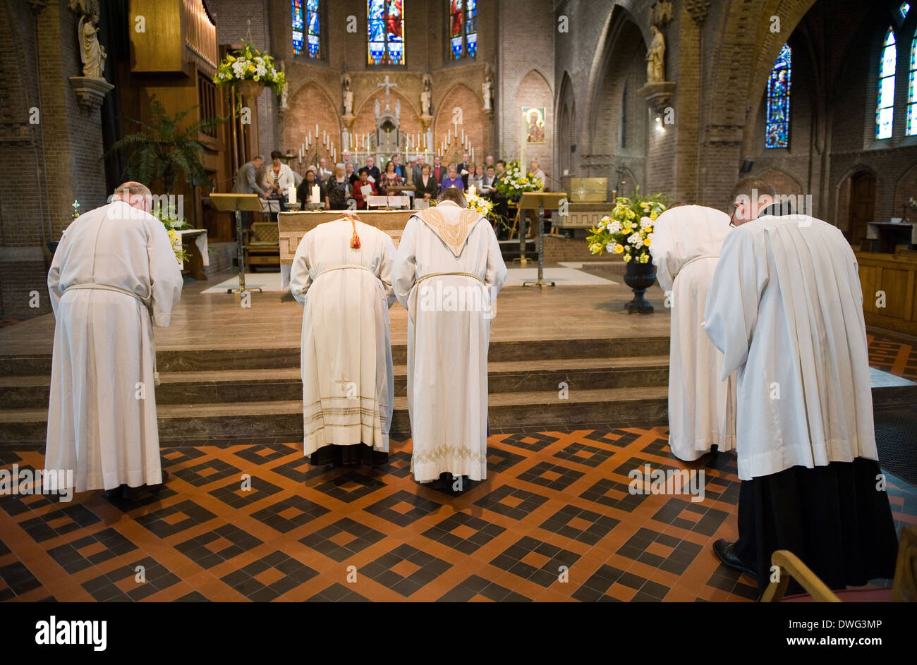 Catholic priest altar prayer hi-res stock photography and images - Alamy