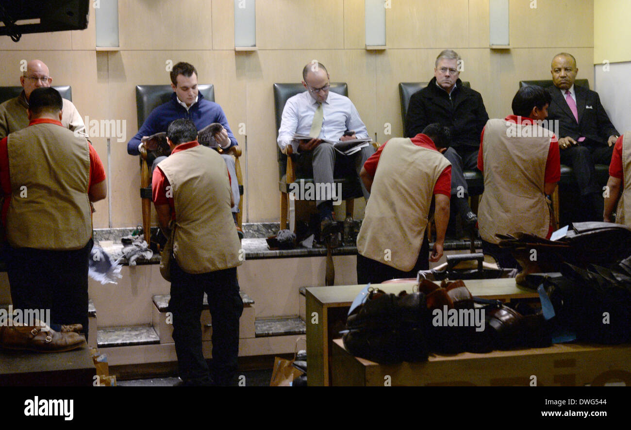 Shoe shiners hi-res stock photography and images - Alamy