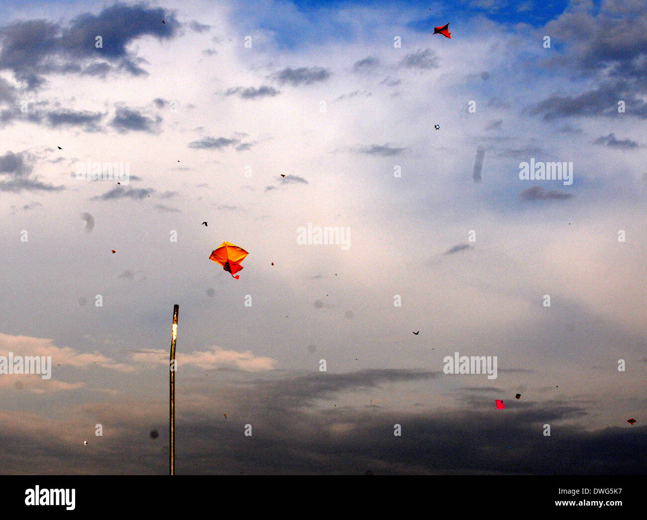 Pakistan kites hi-res stock photography and images - Alamy