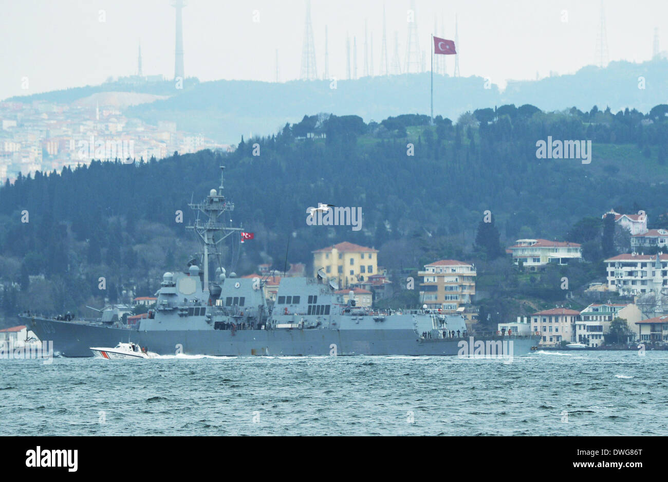 Ships u s guided missile destroyer hi-res stock photography and images ...