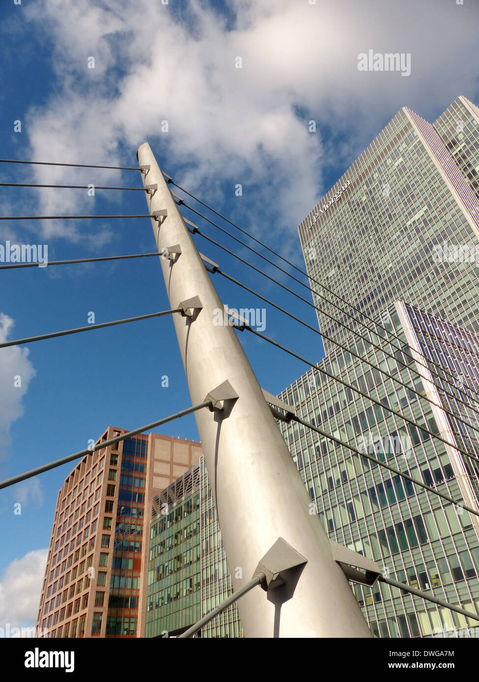 Canada tower reflection canary wharf hi-res stock photography and ...