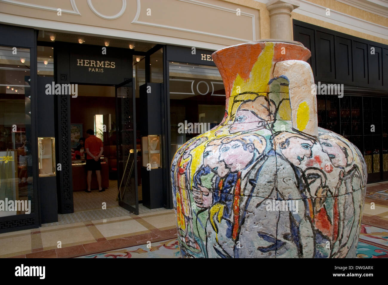 World class store hi-res stock photography and images - Alamy