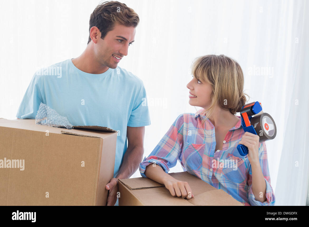 Happy young couple with cardboard boxes Stock Photo - Alamy