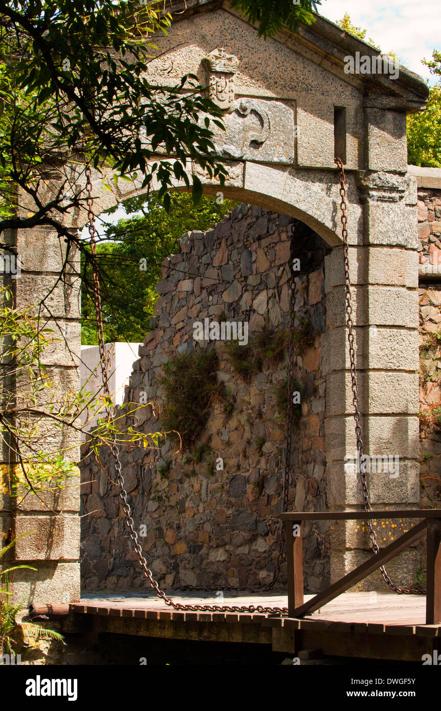 Main entrance open gate hi-res stock photography and images - Alamy