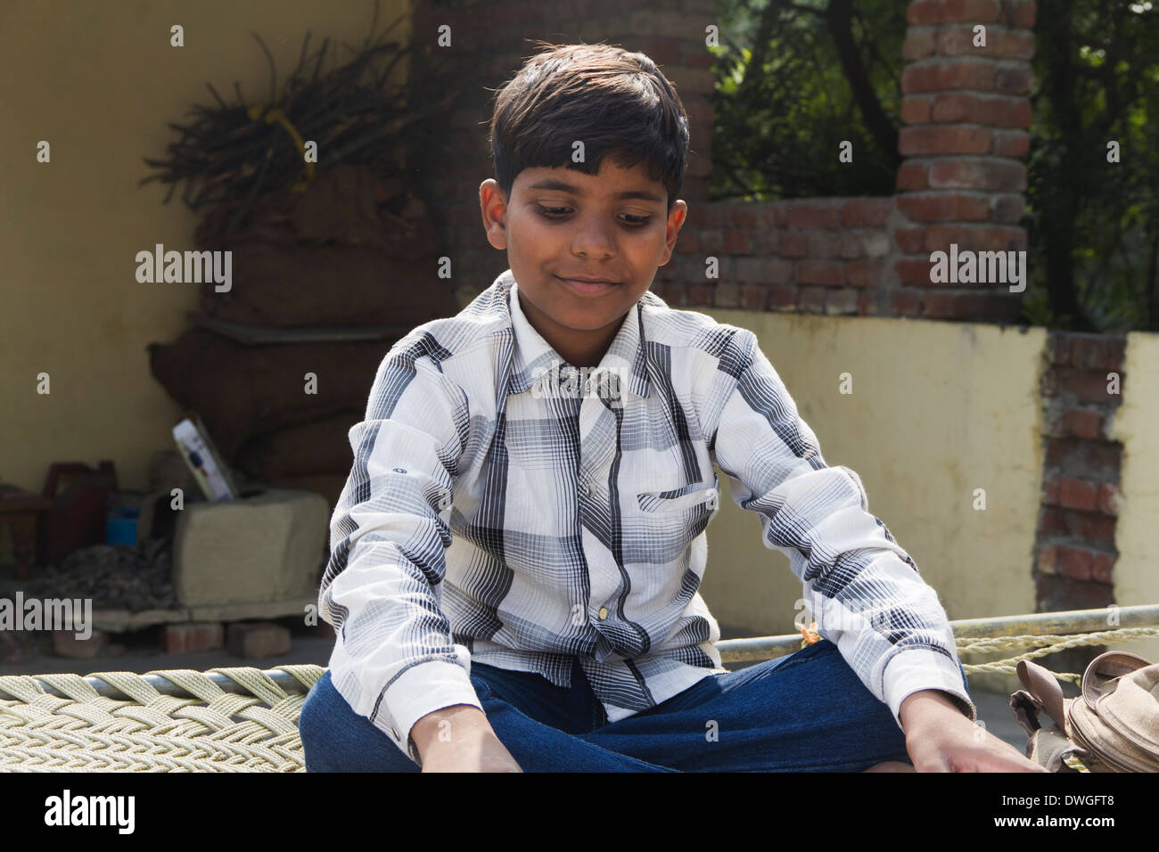 India reading books hi-res stock photography and images - Alamy