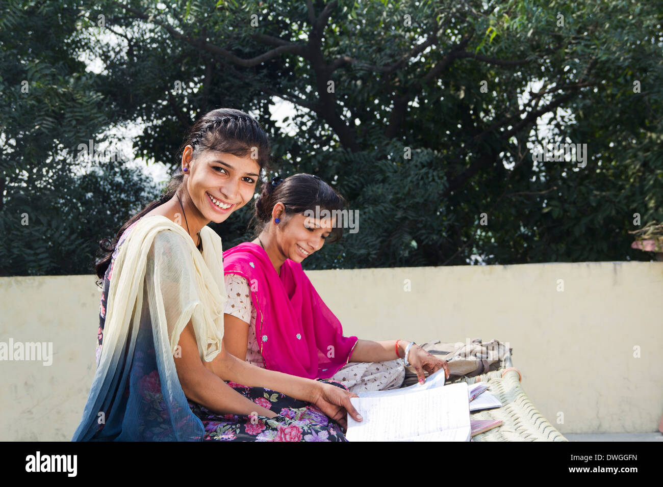Two 2 friends reading books hi-res stock photography and images - Alamy