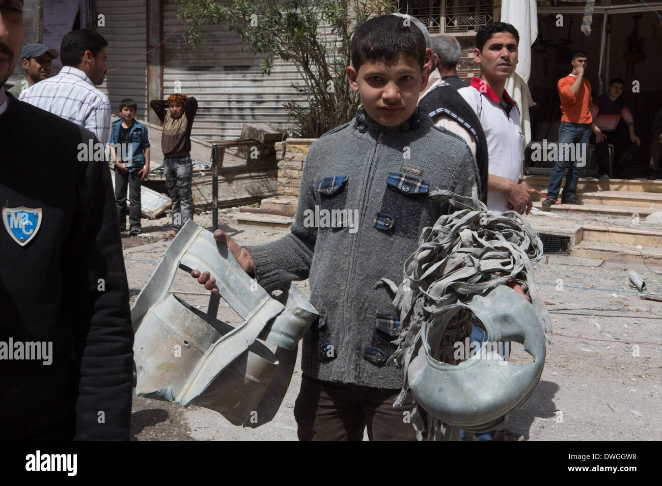 Aleppo, Syria. 7th Apr, 2013. Civilian search and rescue looking for ...