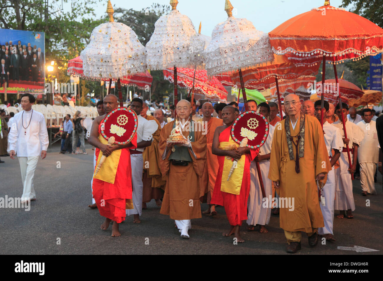 Sri Lanka; Colombo, Navam Perahera, festival, procession, buddhist ...