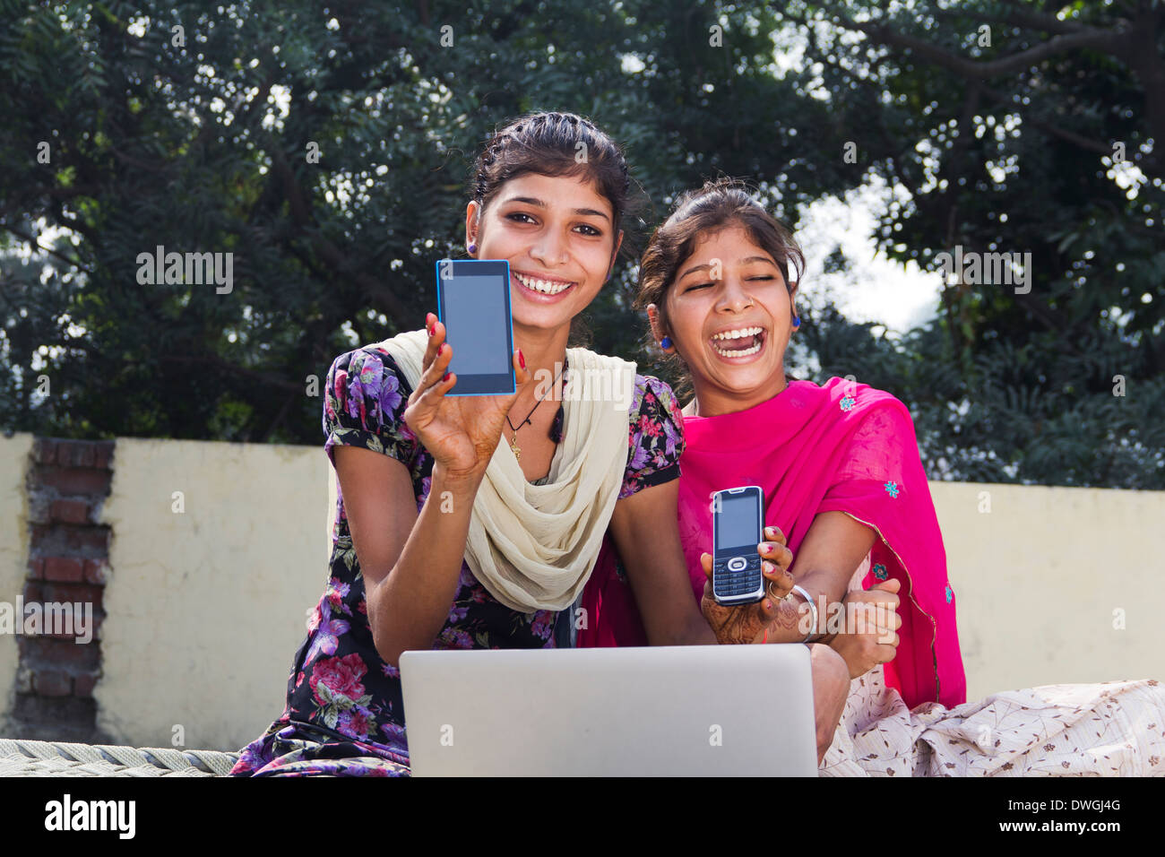 Indian Rural girls showing mobile phone Stock Photo - Alamy