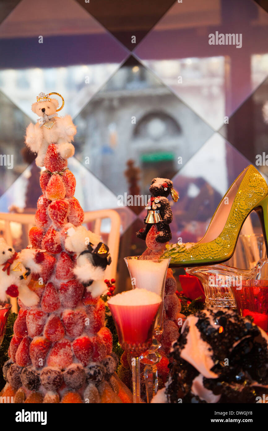 Christmas window decorations at Au Printemps department store, Paris ...