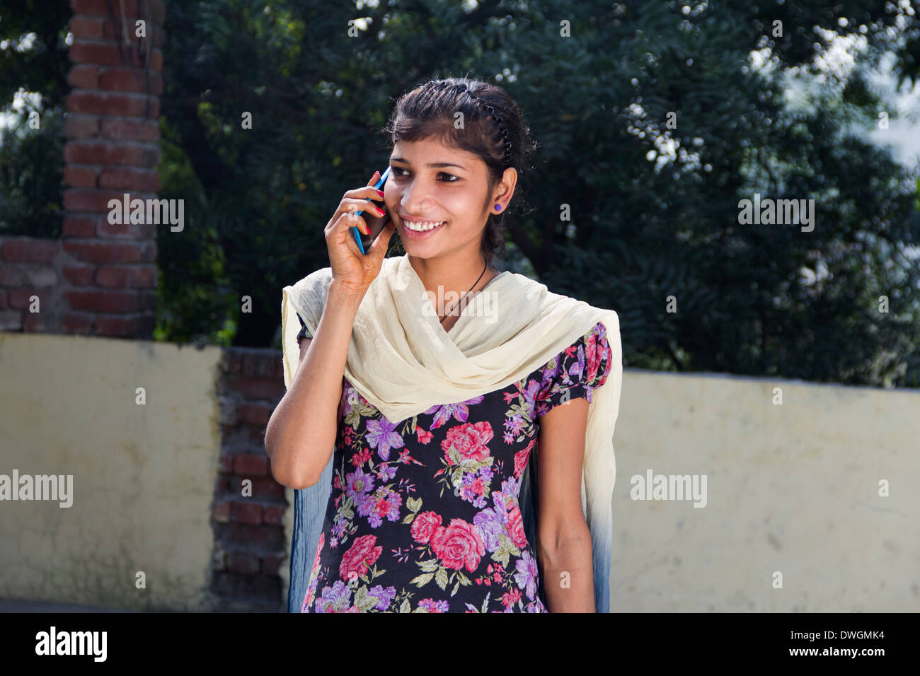 Indian rural girls talking mobile hi-res stock photography and images ...